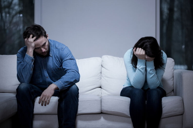 pareja-triste-distanciada-pelea | Velodevainilla.com